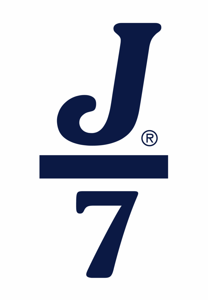 J Composites | J 7 Daysailer : The easy-to-sail family dayboat